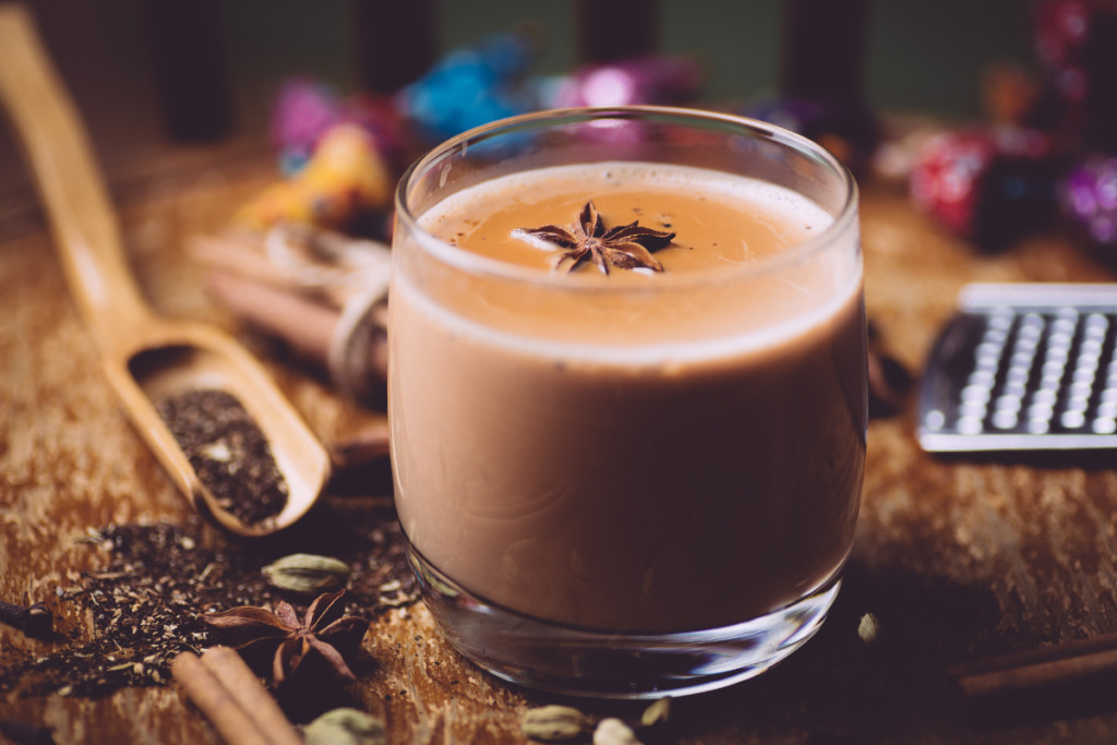Chai latte: a bebida de origem indiana e costumes britânicos ...