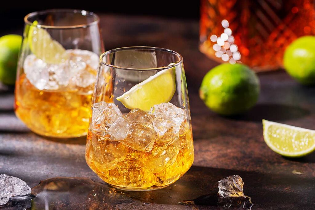 Dos barris aos bares: a história do rum e sua versatilidade ...